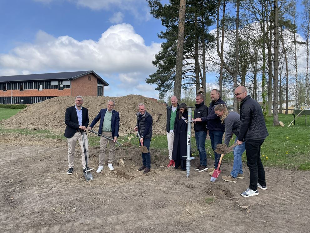 Første spadestik til hus bygget af hamp fra gulv til tagplader